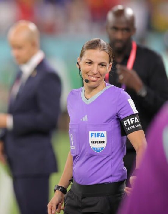【写真】【サッカーw杯】史上初の女性審判 417 時事通信ニュース 